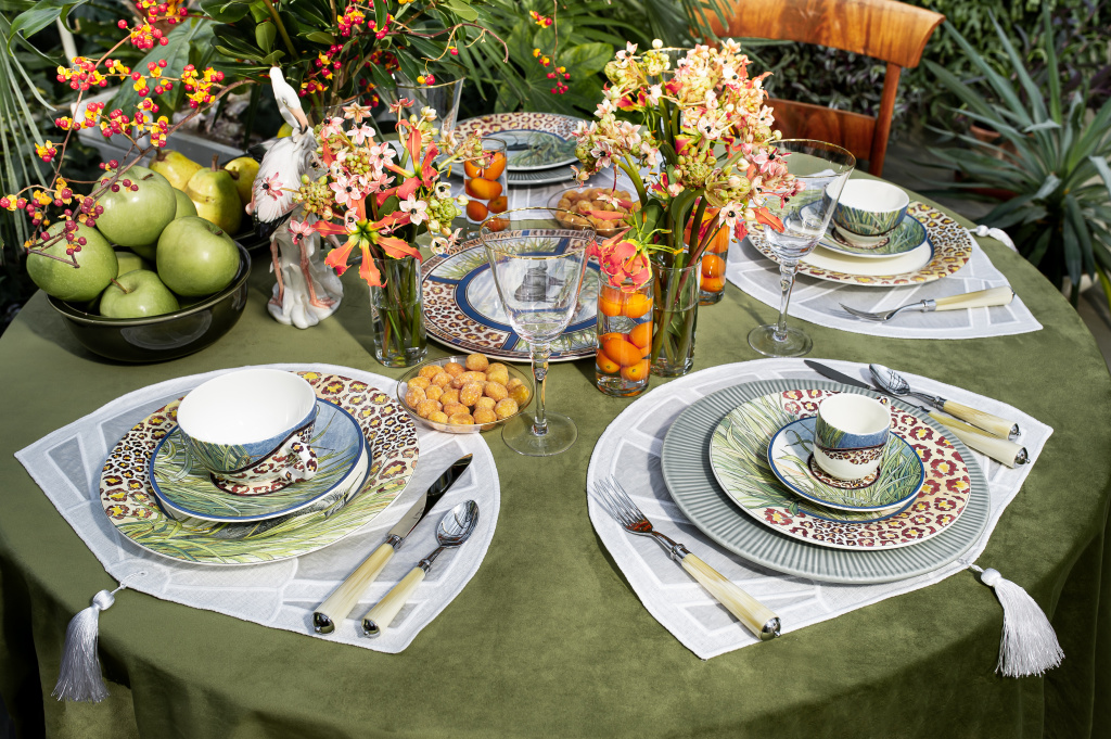 Beautiful tablecloth photos and pictures in high resolution