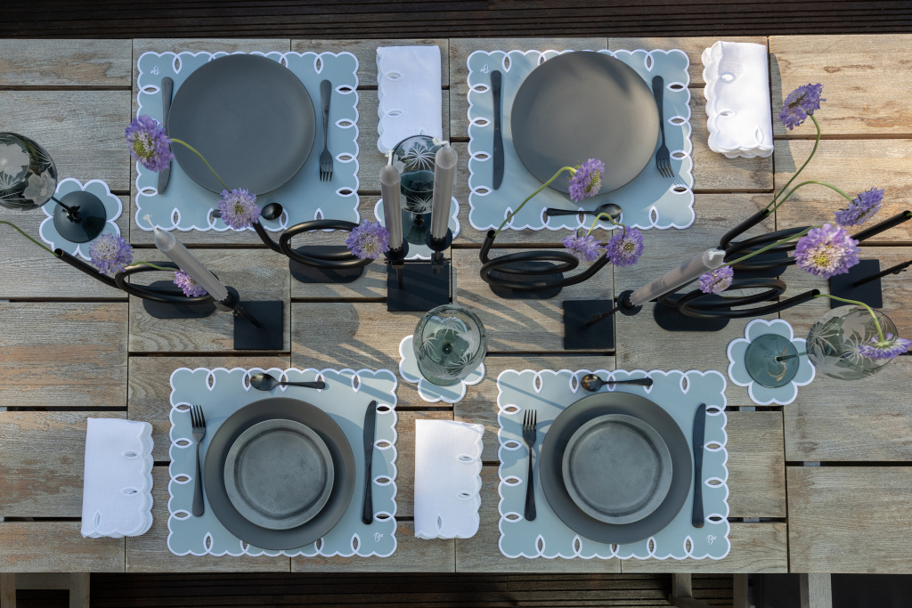 General rules of table service and etiquette