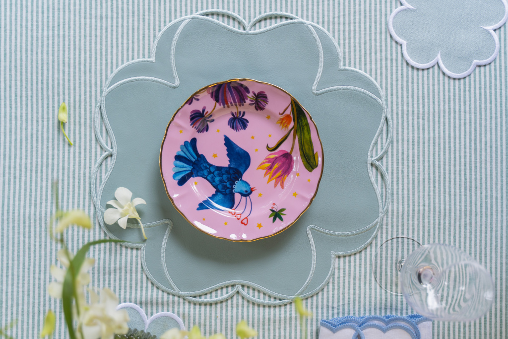 Round table setting photos and pictures in high resolution